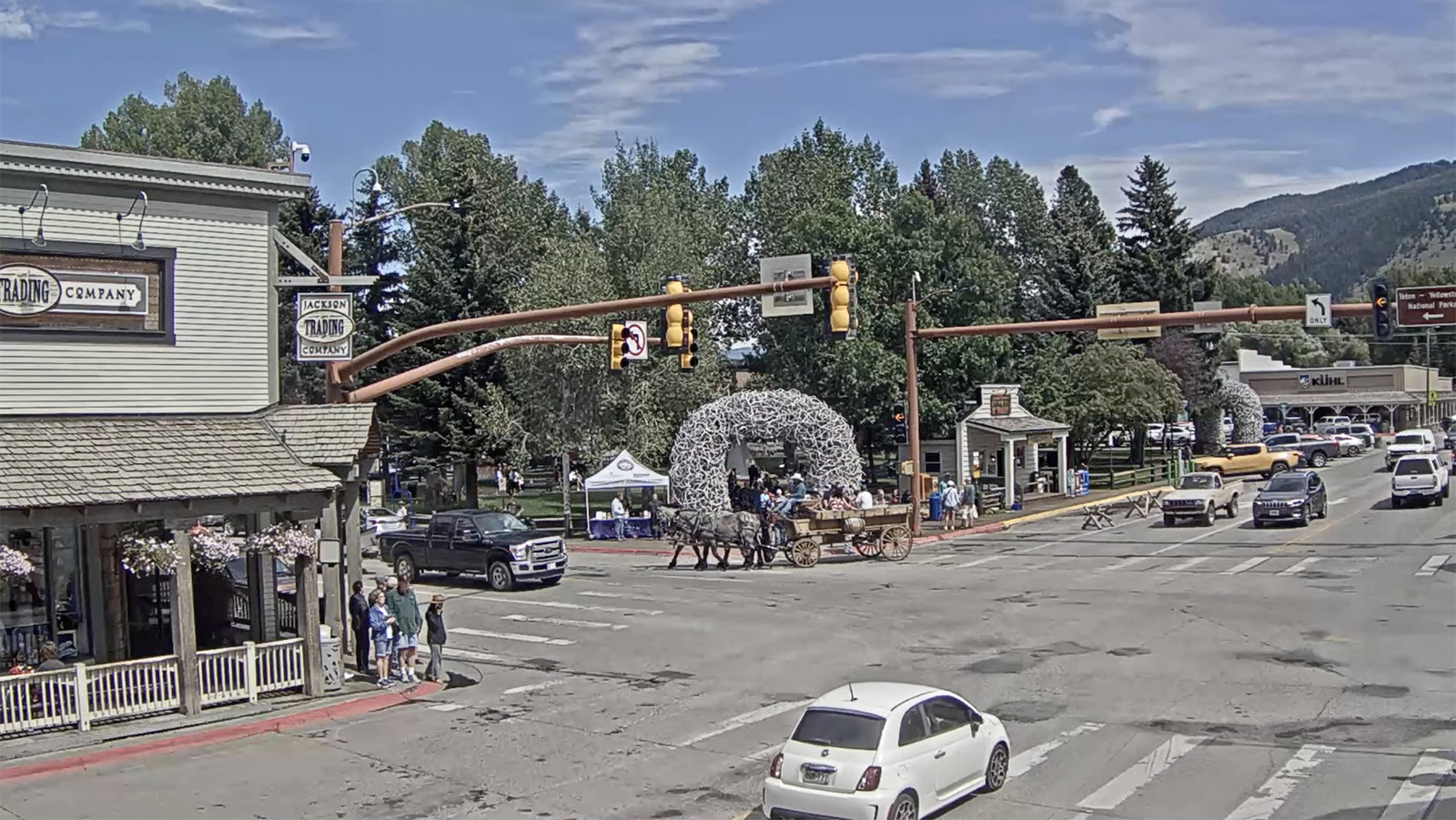 Whoa! Runaway Stagecoach Barrels Out-Of Control Down Broadway In ...