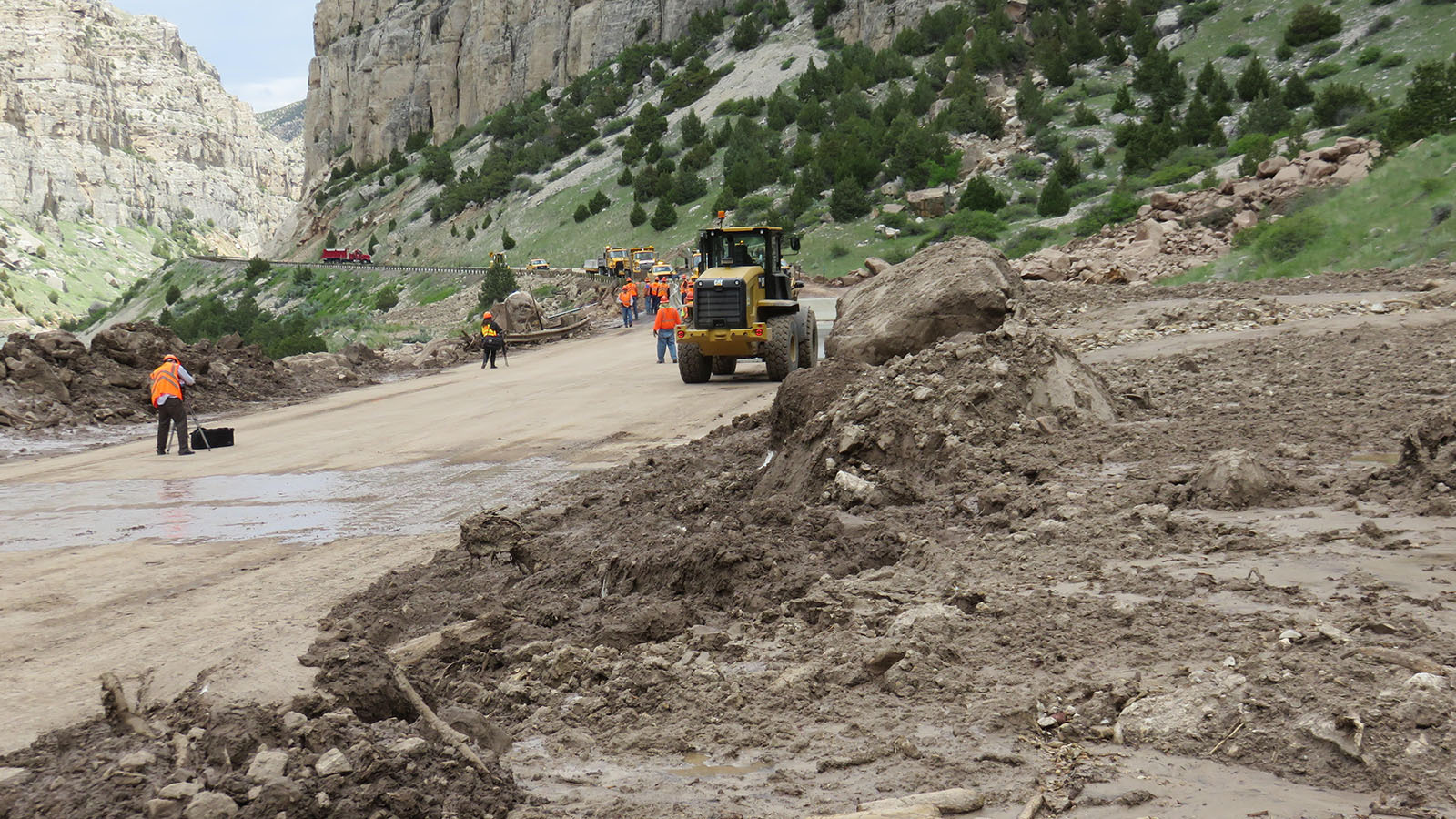 Motorists Play Frogger With Falling Rocks In Wyoming’s Wind River ...