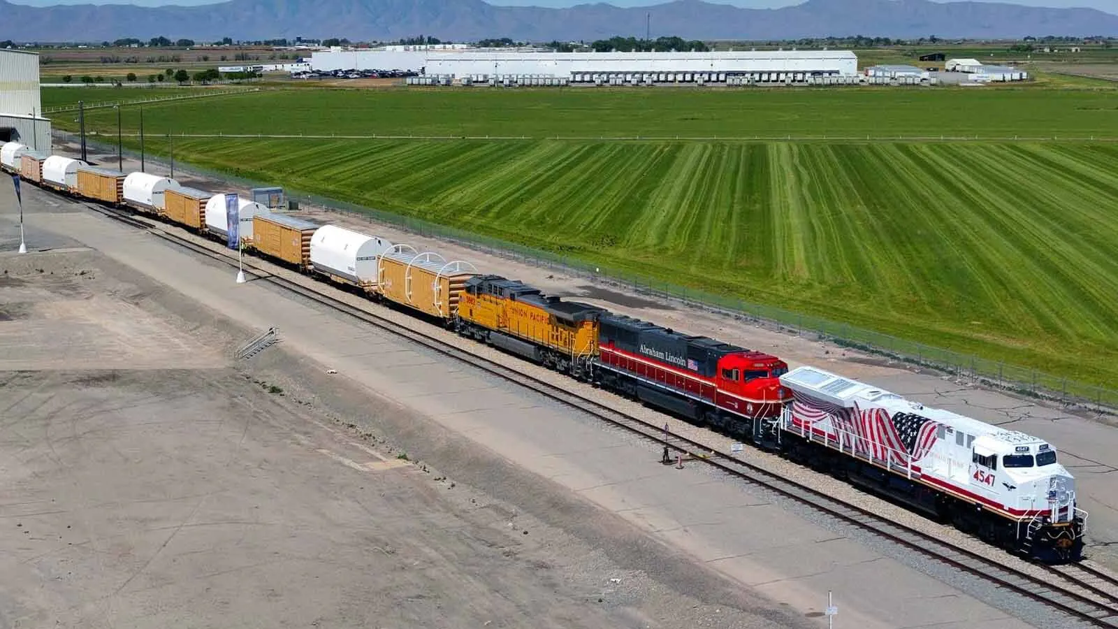 New Trump Locomotive No. 4547 Rolls Through Wyoming Carrying Artemis ...
