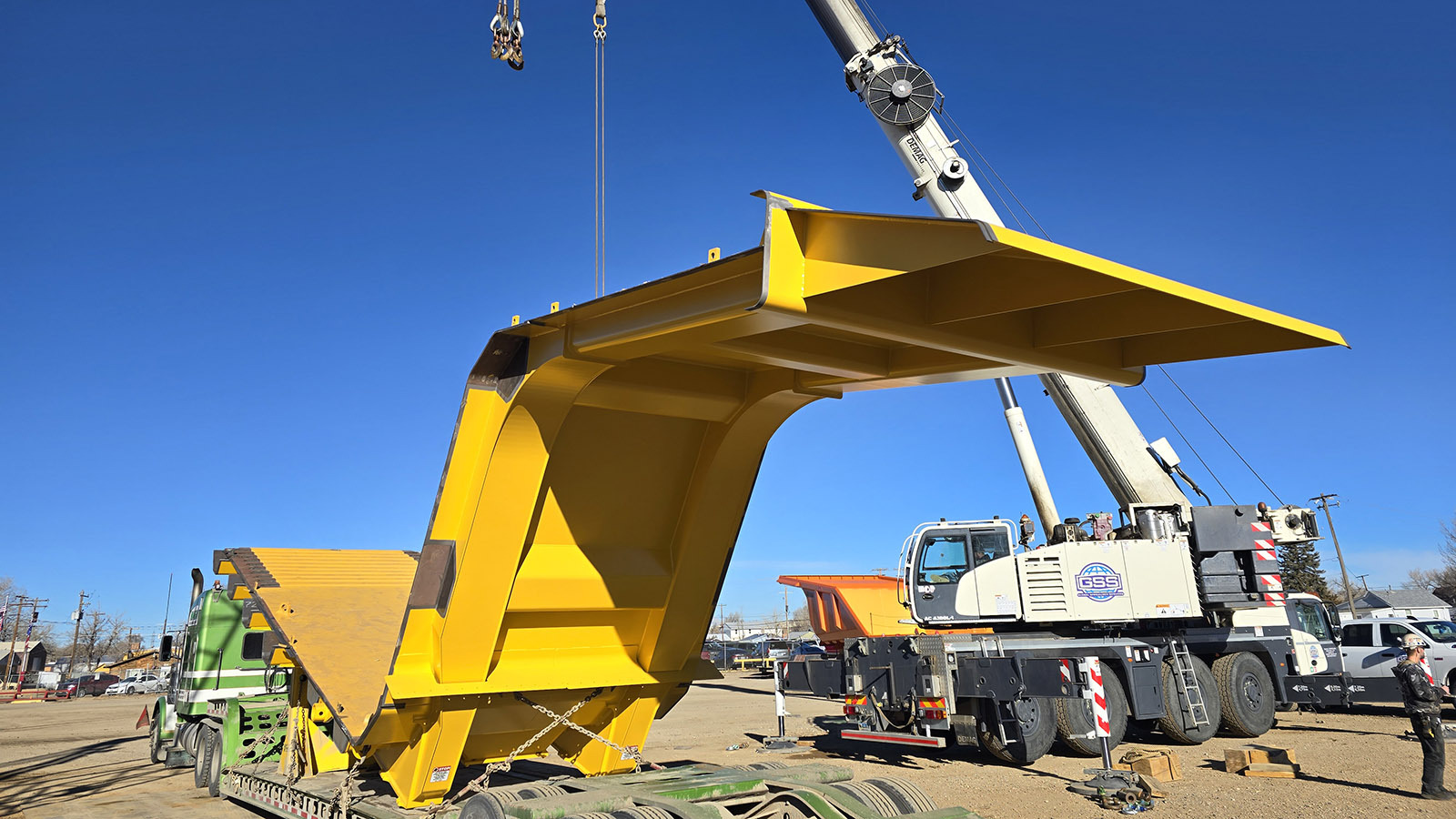 Those Giant 400-Ton Buckets For Mining Trucks Are Built In Mills ...