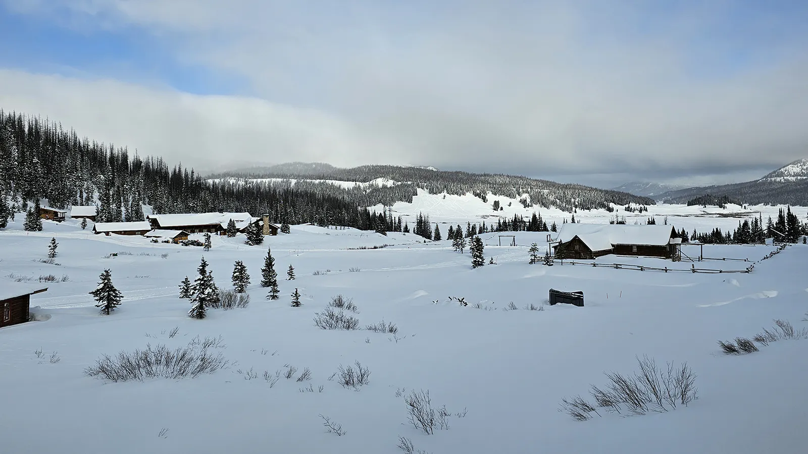 Wyoming’s Legendary 100-Year-Old Brooks Lake Lodge Is ‘Where The West ...