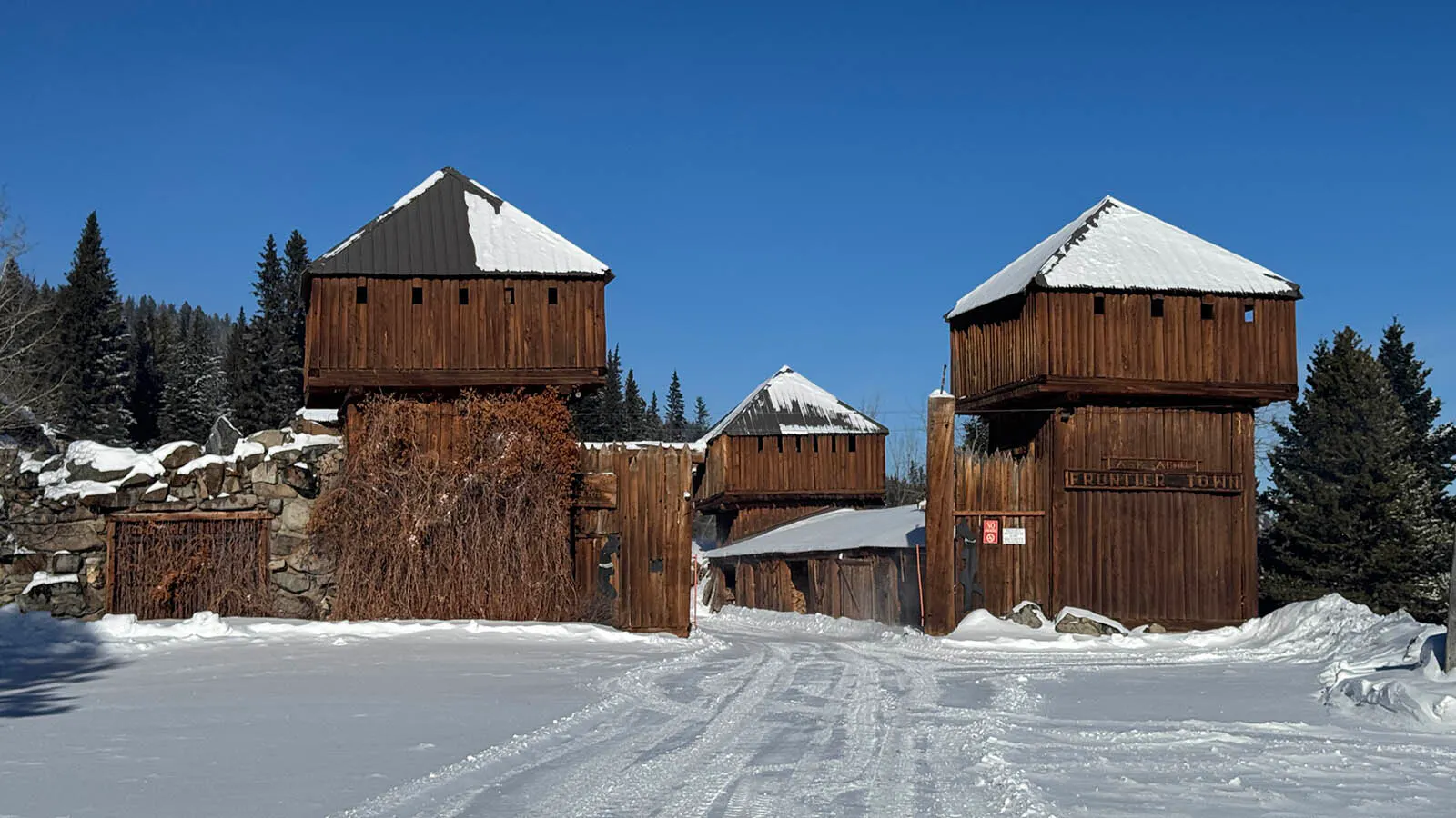 Montana’s Historic Frontier Town Bar Made From A Single Giant 50-Foot ...