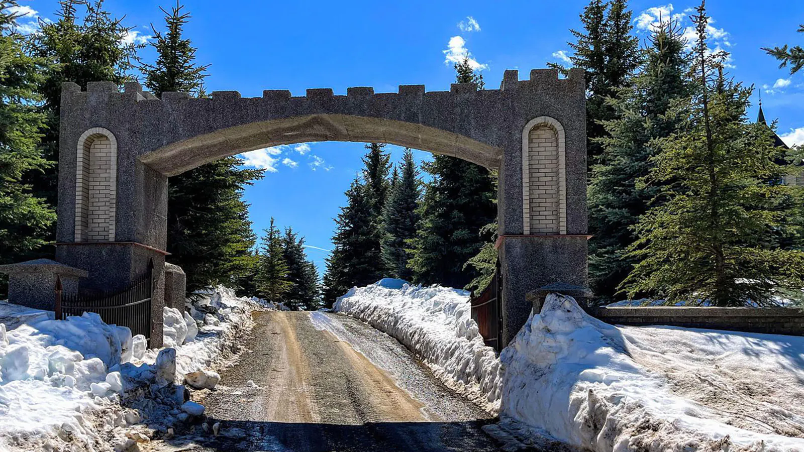 100-Foot-Tall, 40-Room Castle For Sale In Bedford, Wyoming, For $14 ...