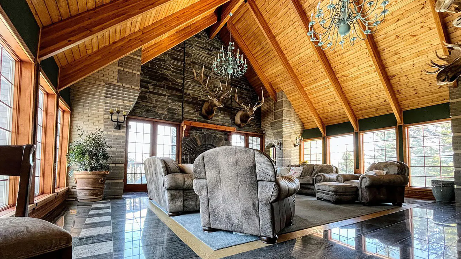 100-Foot-Tall, 40-Room Castle For Sale In Bedford, Wyoming, For $14 ...
