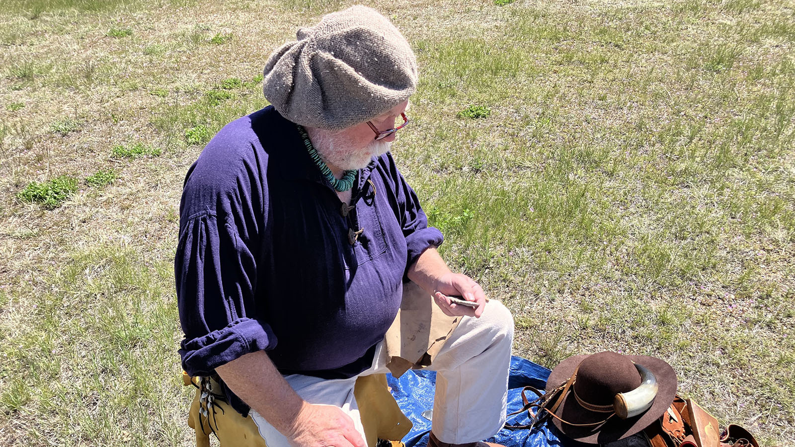Throwback Wyoming Mountain Man Makes His Own Razor-Sharp Rock Knives ...