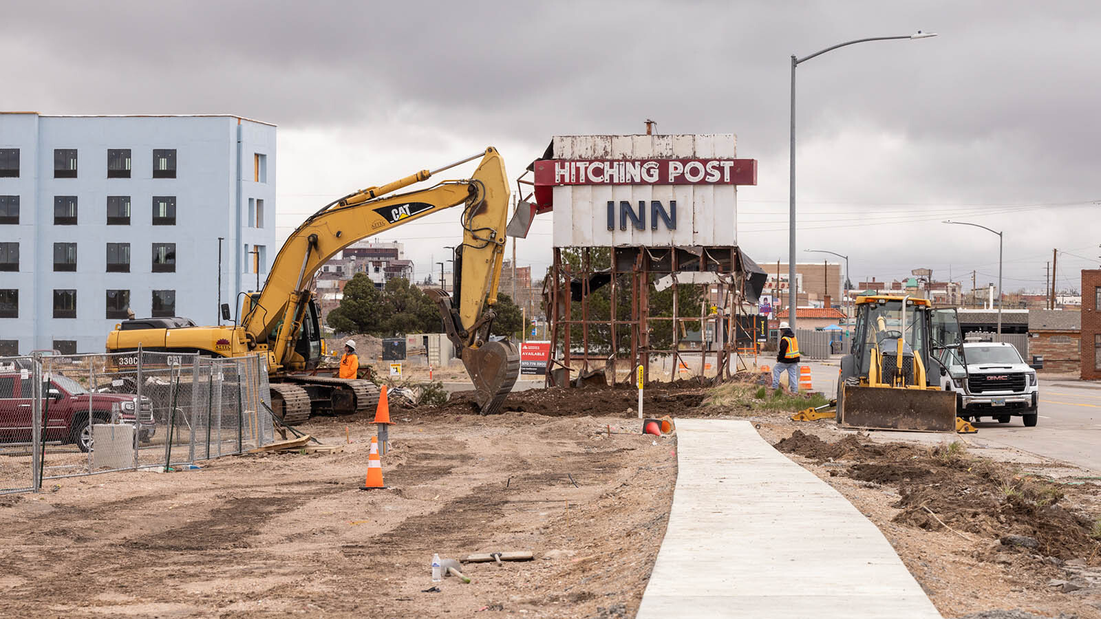 End Of An Era: Cheyenne’s Iconic Hitching Post Inn Sign Comes Down ...
