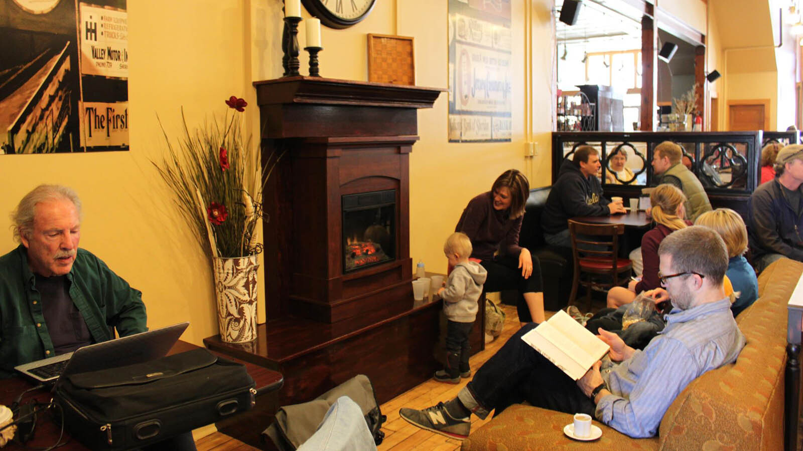 Inside Sheridan's Java Moon Coffee Shop Where Mooncakes Are King ...