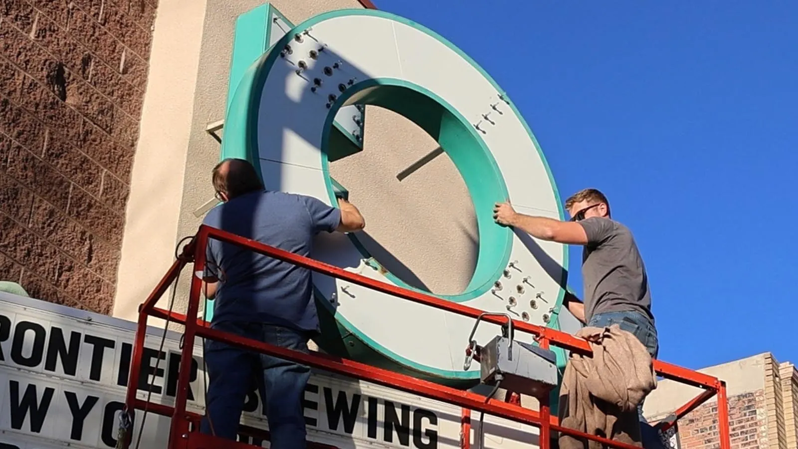 Gillette Auto Museum Rescuing, Restoring Vintage Signs For Retro “Neon ...