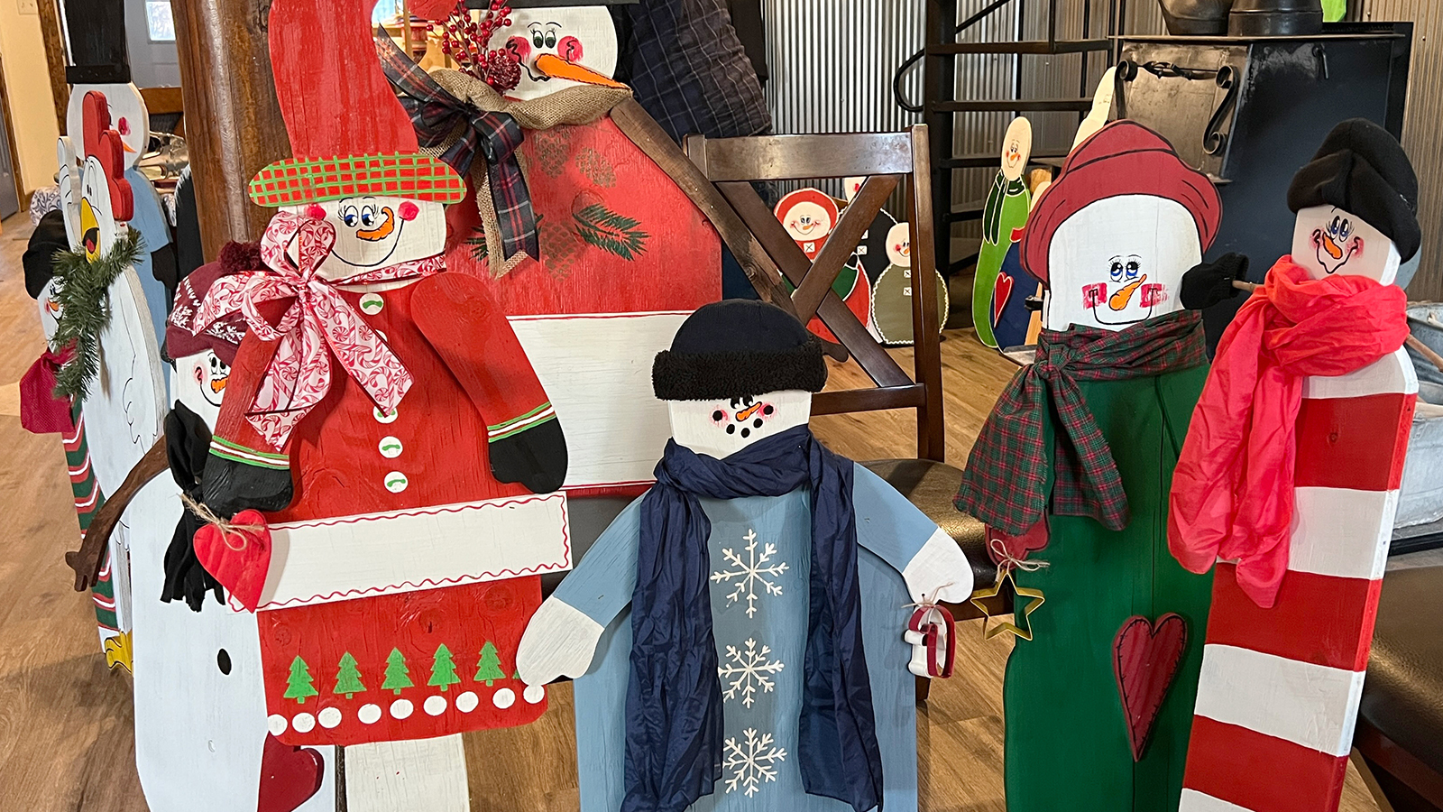 Artist Makes 300 Wooden Snowmen, One For Every Family In 3 Big Horn ...