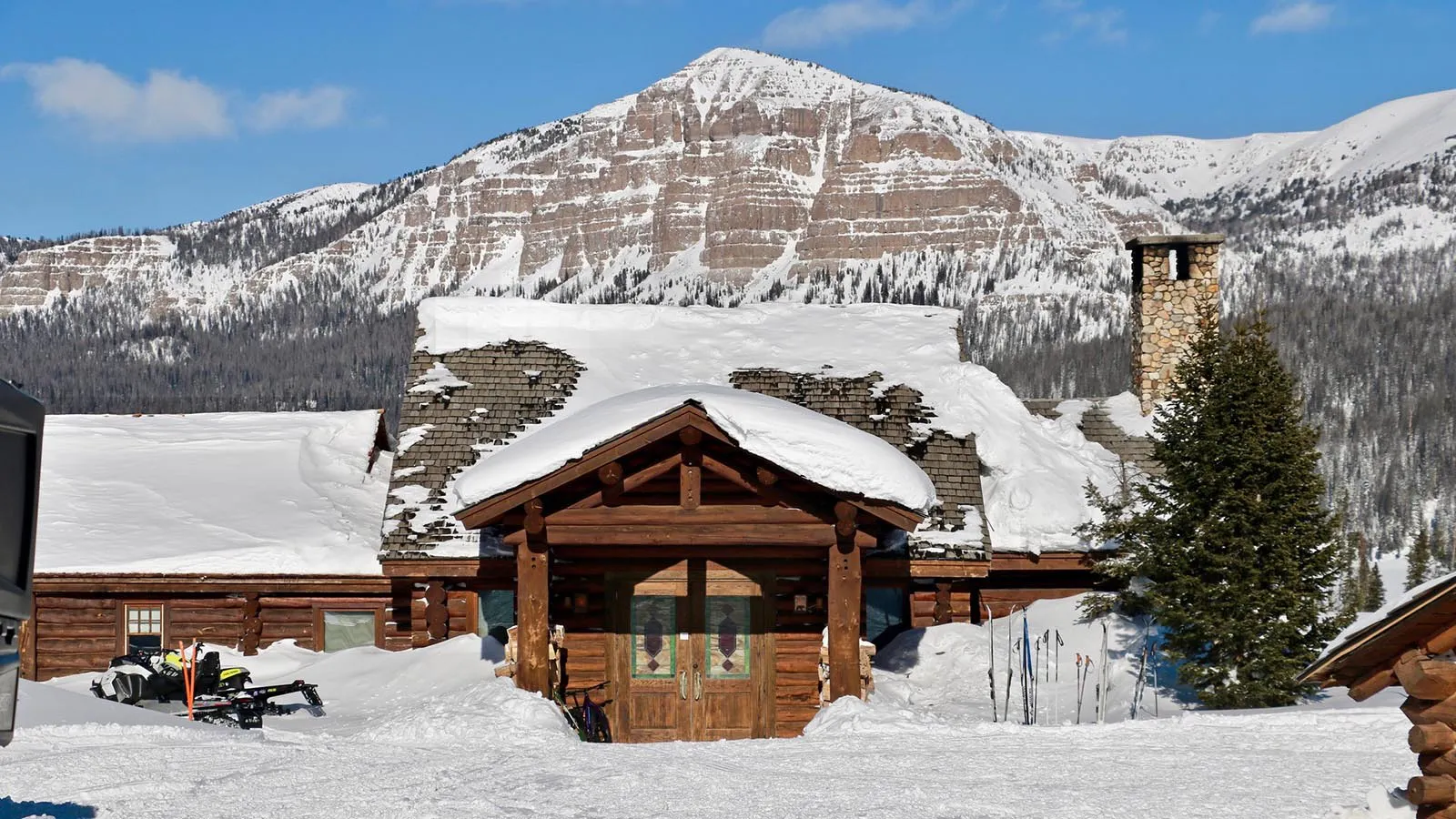 Wyoming’s Legendary 100-Year-Old Brooks Lake Lodge Is ‘Where The West ...