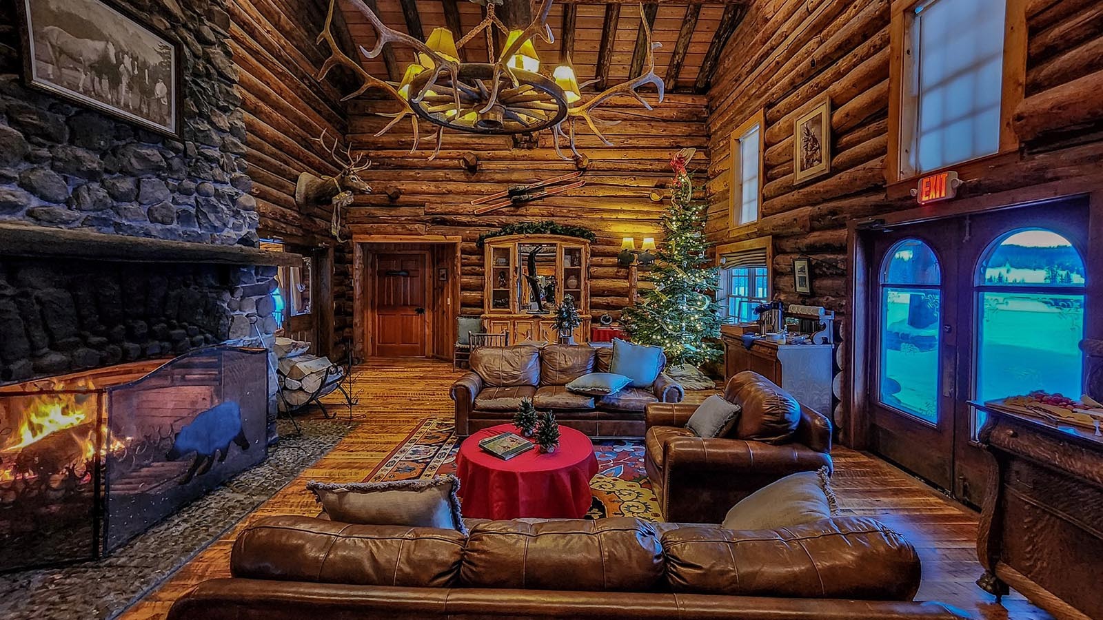 Wyoming’s Legendary 100-Year-Old Brooks Lake Lodge Is ‘Where The West ...